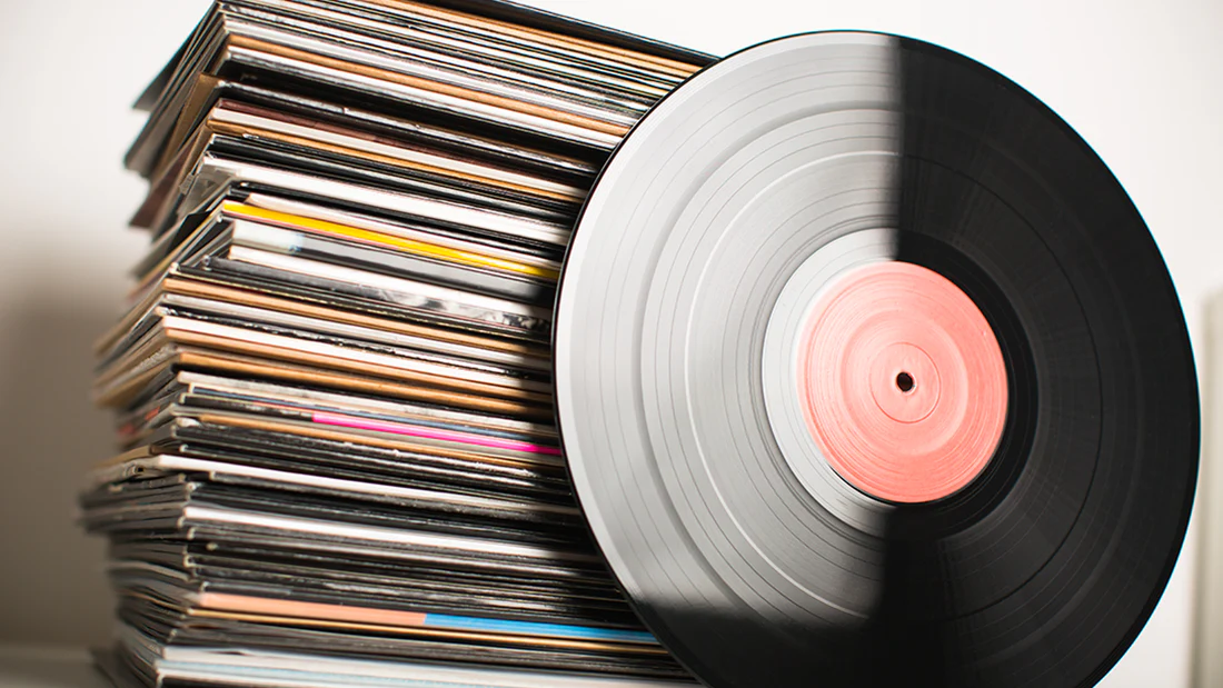 Disco de Vinil: Uma Jornada Sonora Através do Tempo - Rádio Retrô